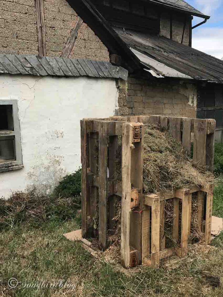 Diy Pallet Compost Bin [Easy, Cheap, And Under 30 Minutes] - Songbird